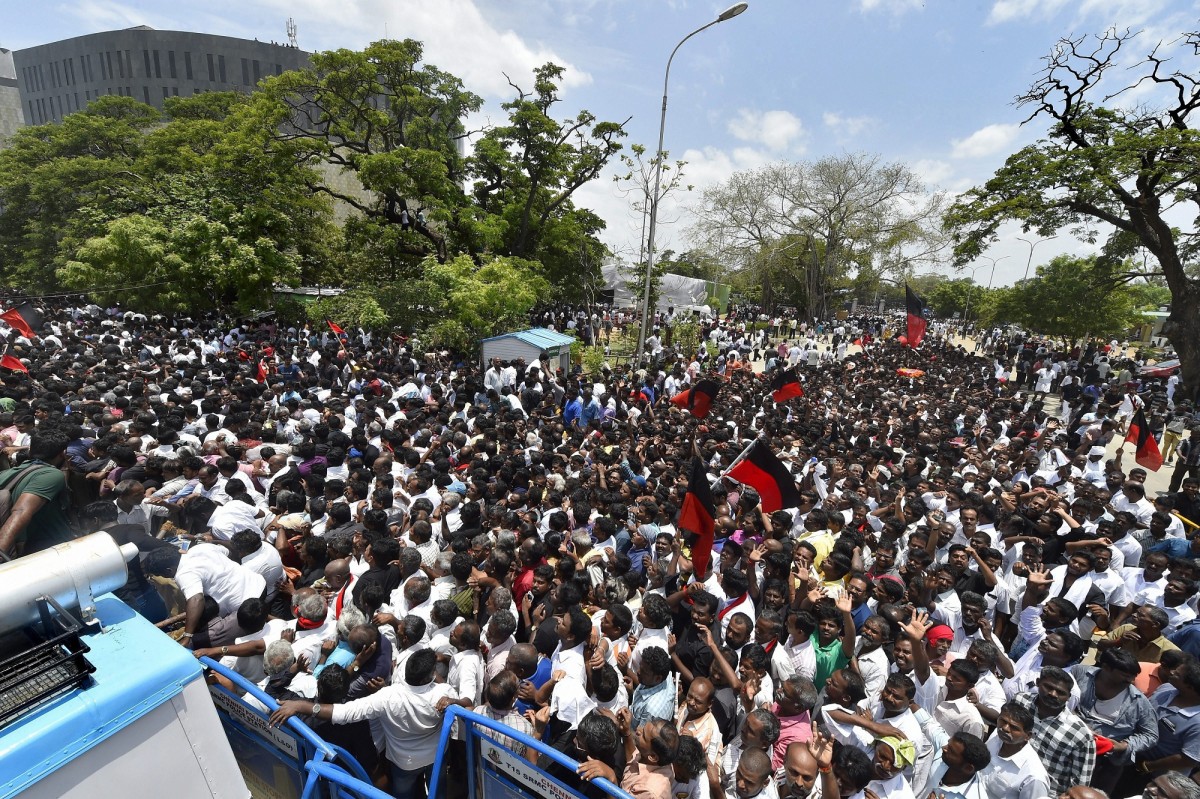 Karunanidhi's Funeral Procession Begins, to Be Buried Next to Mentor ...