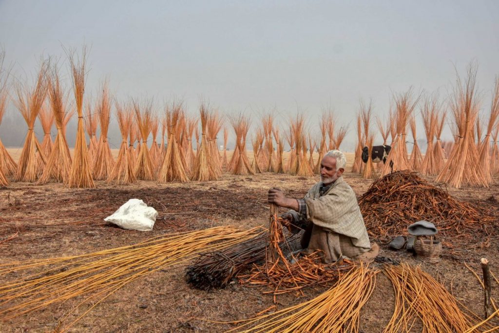 In Photo: Traditional Kangris Still Keep Kashmiris Warm Every Winter