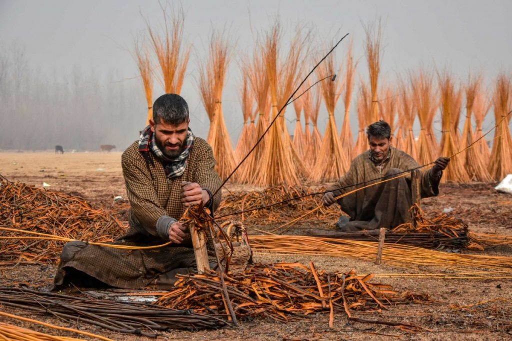 In Photo: Traditional Kangris Still Keep Kashmiris Warm Every Winter