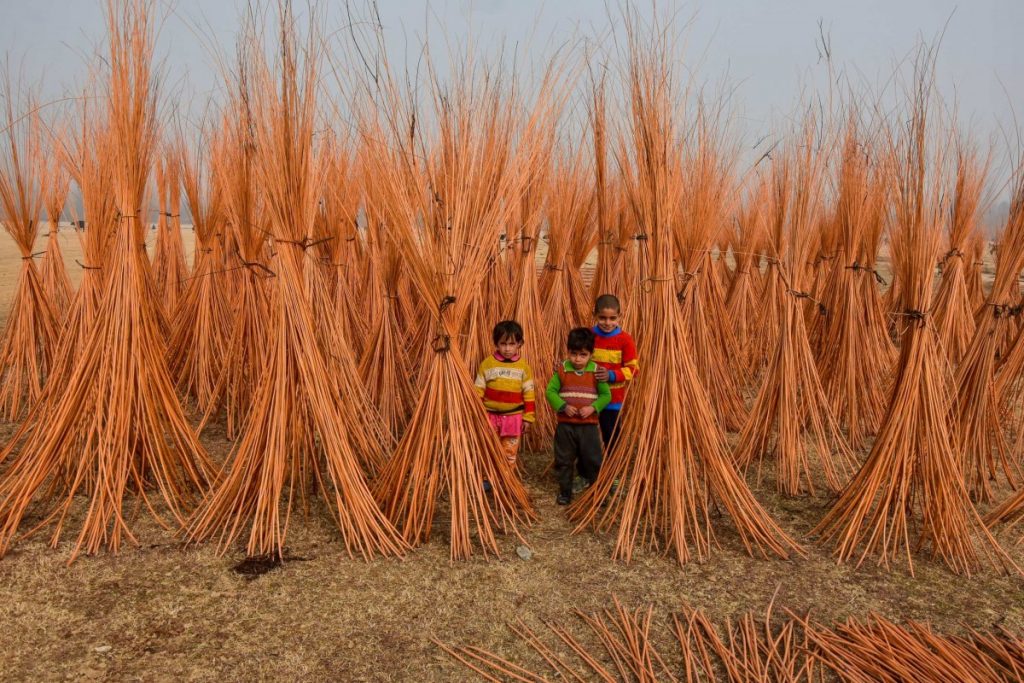 In Photo: Traditional Kangris Still Keep Kashmiris Warm Every Winter