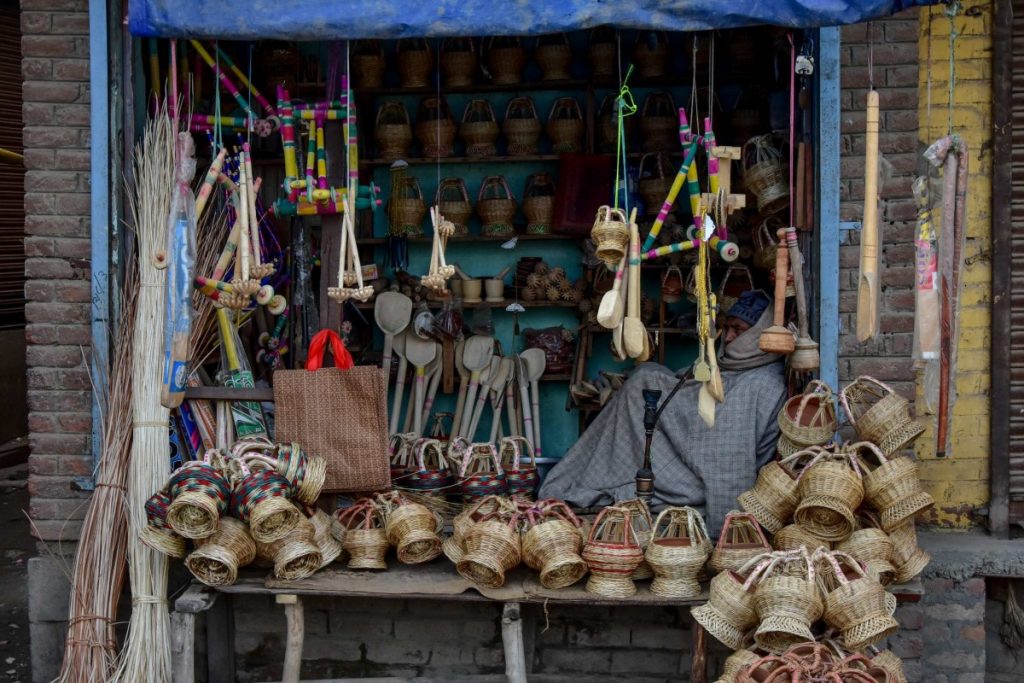 In Photo: Traditional Kangris Still Keep Kashmiris Warm Every Winter