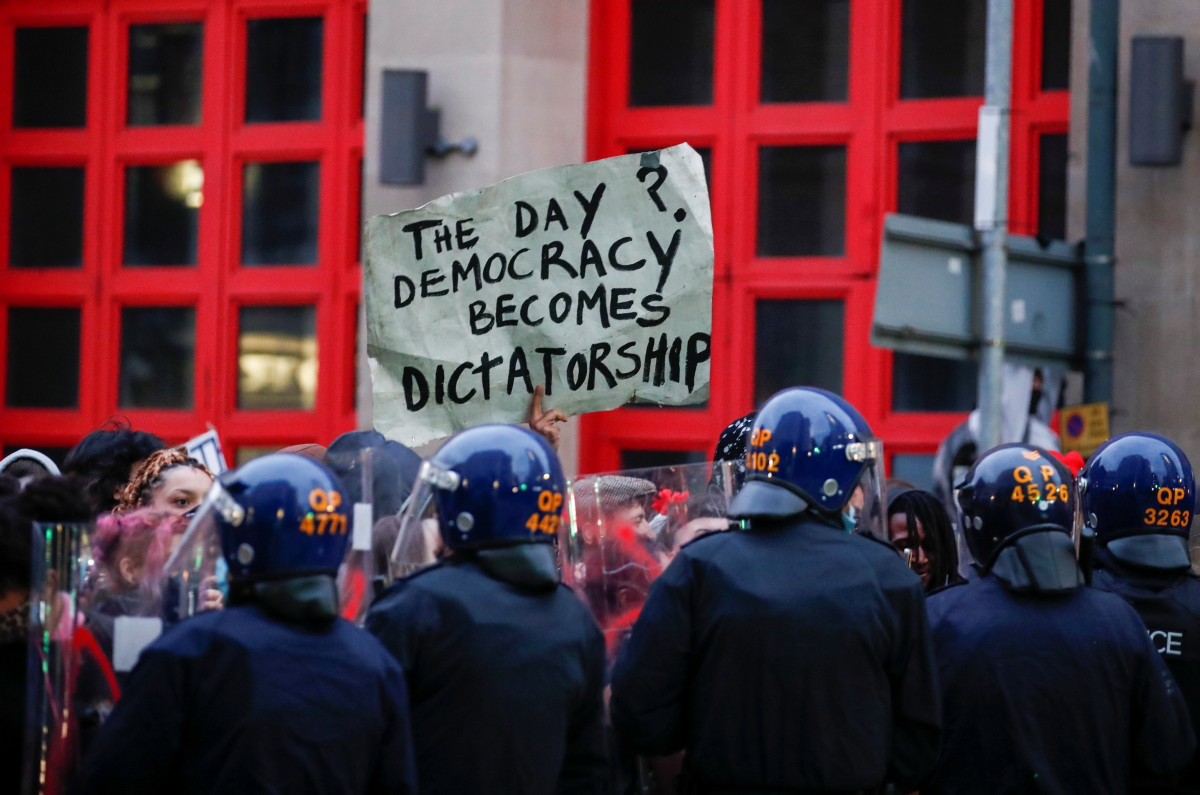UK: Police Officers Hurt as Protest Against Bill to Restrict Agitations ...