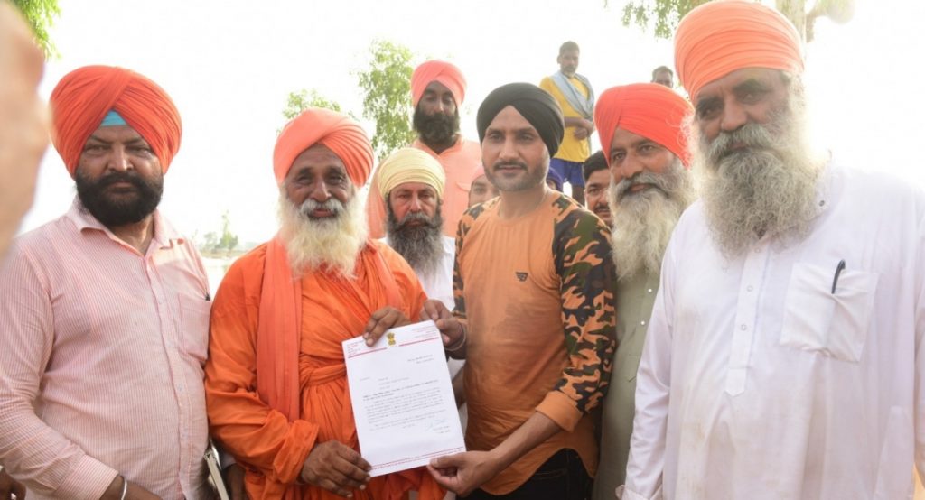 Punjab: AAP MP Baba Seechewal Leads Volunteers in Plugging Breaches in ...