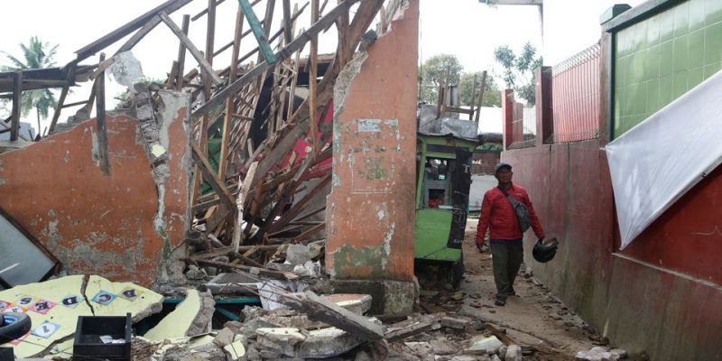 Indonesian Rescue Workers Race to Reach Victims Trapped Under Rubble ...