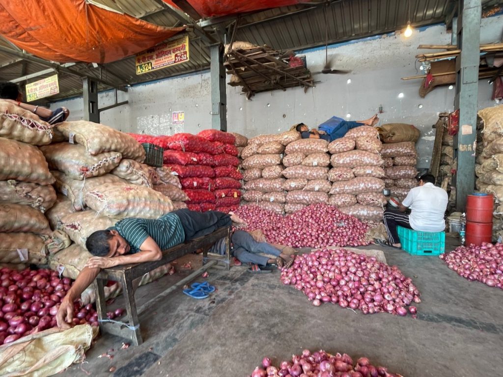 Workers at India’s Largest Mandi Still Paid Decades-Old Rates, Can’t ...